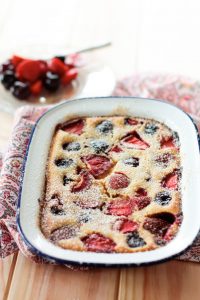 Clafoutis aux fruits rouges, yaourt de brebis et kamut | Un "Flo" de ...